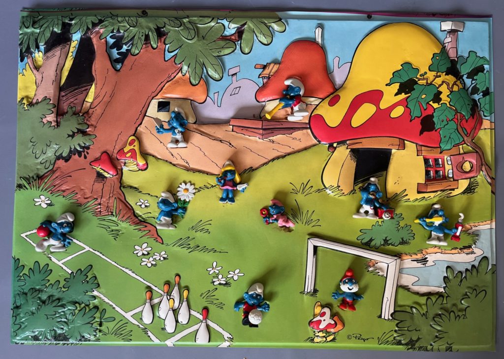 Peyo, les Schtroumpfs, décor thermoformé et 10 figurines